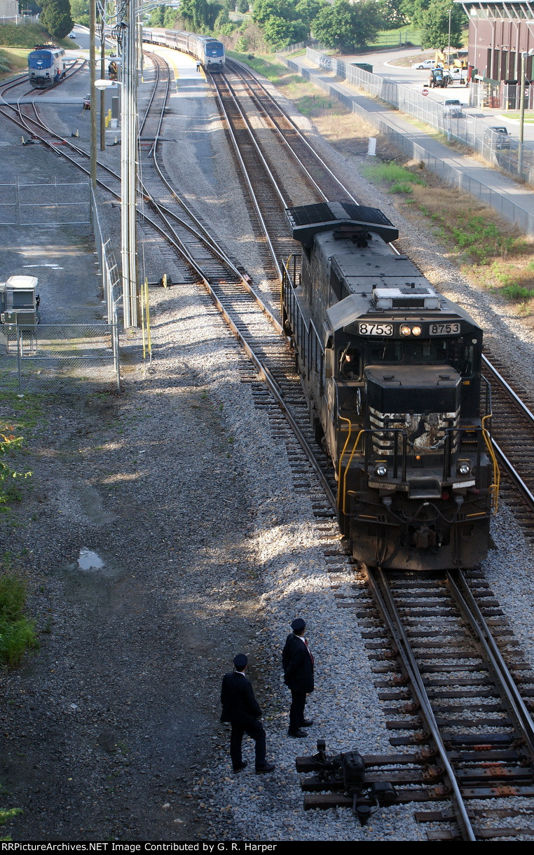 NS 8753 moves light away from Amtrak tr. #20